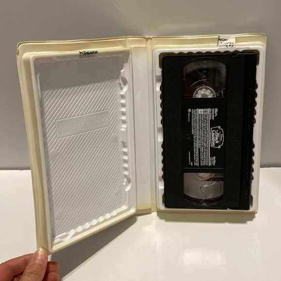 Disney | Media | 6 Disney Tapes Aladdin Black Cauldron Hunchback ...